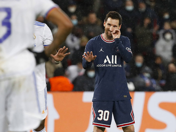 Messi sút trượt penalty nối dài kỷ lục buồn, bị fan ném đá so sánh Ronaldo