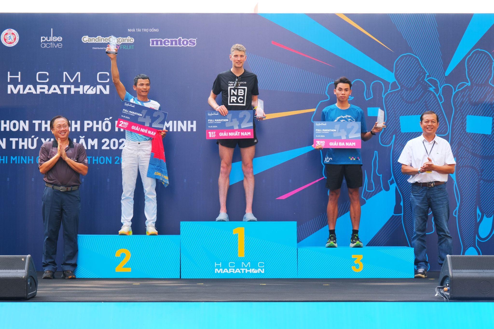Hàng ngàn người chạy bộ và mở đầu năm mới 2024 cùng HCMC Marathon - 67039