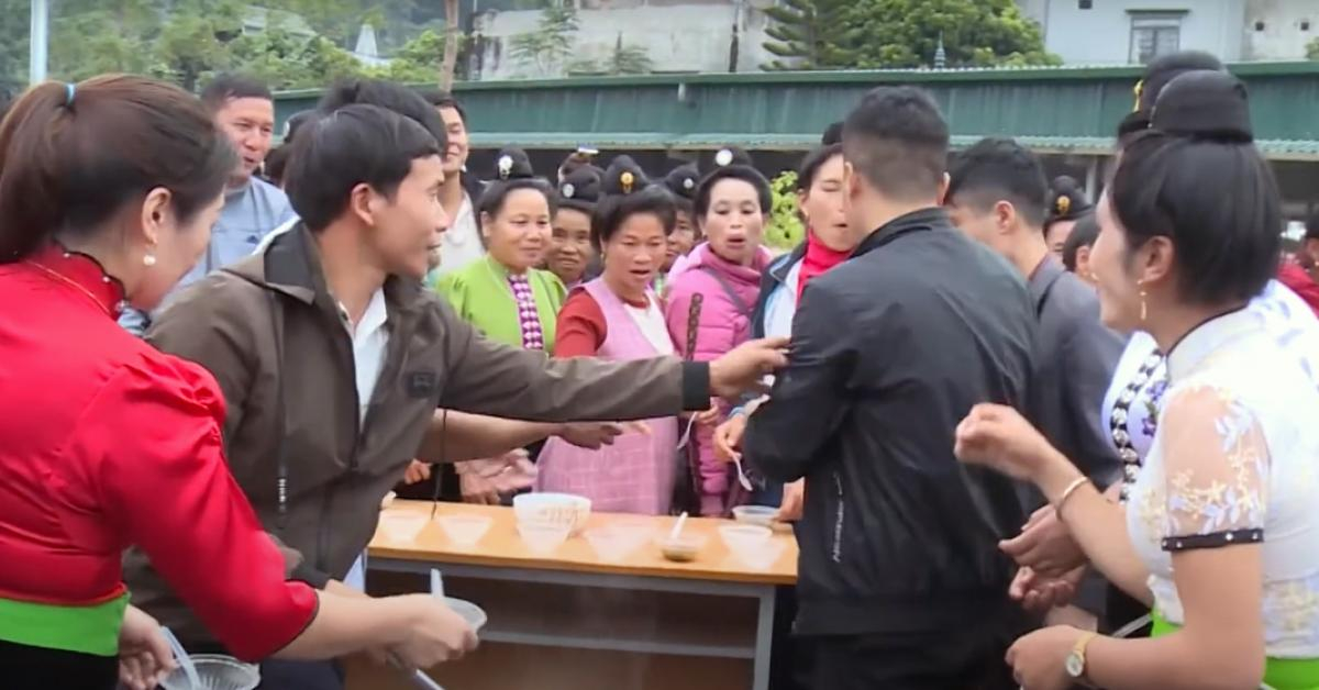 Phục vụ miễn phí món thắng cố tại ngày hội ẩm thực Mường Ảng