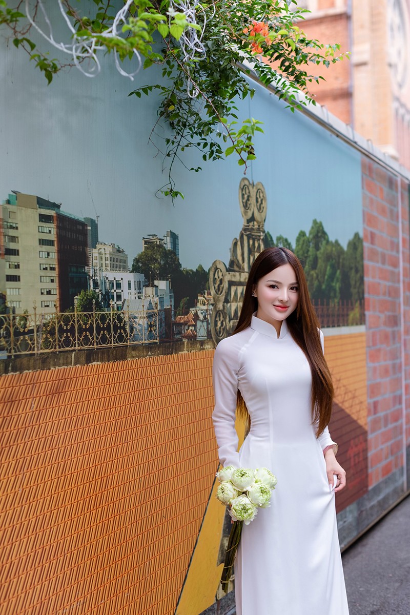 DJ Nene thướt tha trong tà áo dài Việt