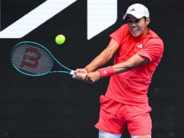 Video tennis Sonego - Learner Tien Vùng lên set 3, giành giật 4 set ...