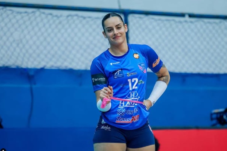 Nữ VĐV bóng chuyền gương mặt xinh đẹp, có thể hình như lực sĩ