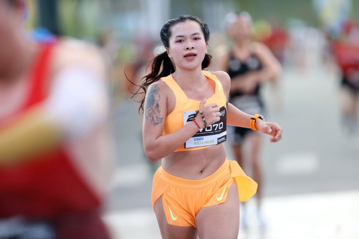 Hot girl Vy Phan nhảy bốc lửa, dàn mỹ nhân gây sốt giải chạy ở TP Hồ Chí Minh