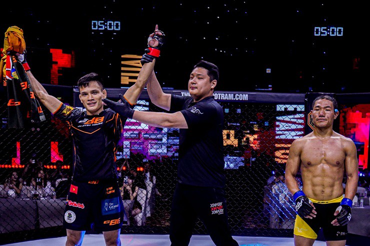 Võ sĩ MMA Việt Nam thắng knock-out cao thủ Trung Quốc ngay hiệp 1
