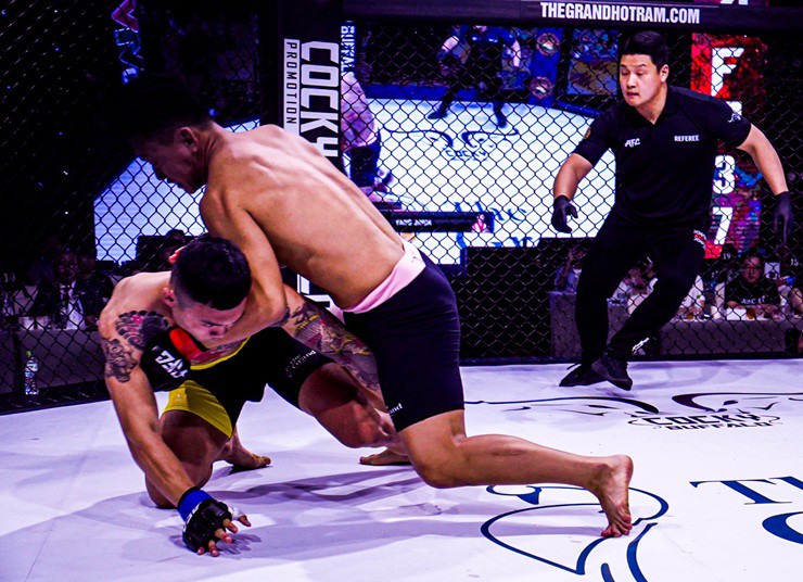 Võ sĩ MMA Việt Nam thắng knock-out cao thủ Trung Quốc ngay hiệp 1