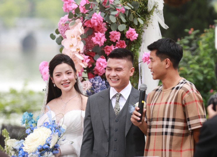 Quang Hải hôn Chu Thanh Huyền say đắm ở tiệc cưới, Văn Toàn làm phù rể