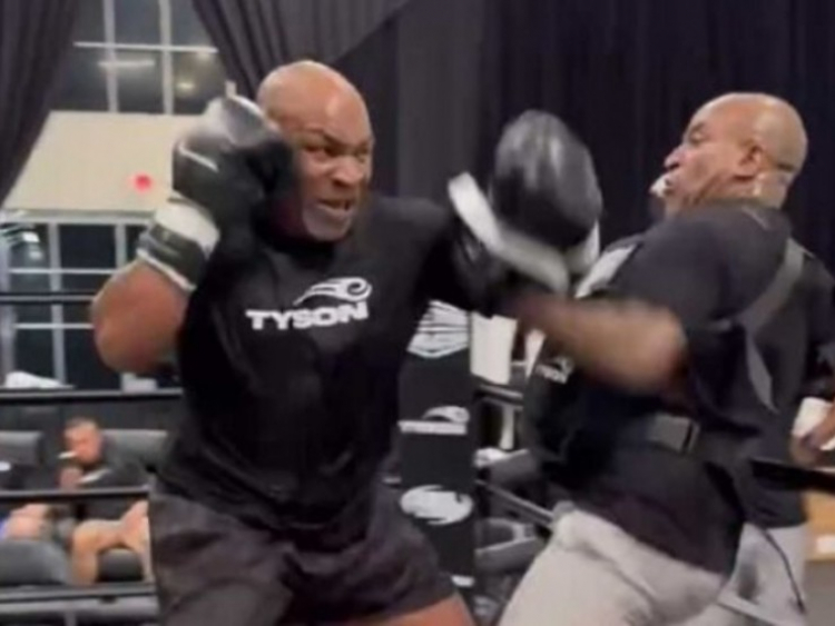 Làm thầy Mike Tyson, nghề quá vất vả HLV bị đấm suýt bay khỏi sàn võ