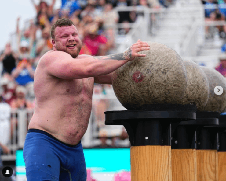 Vị thần 2m03 khỏe nhất hành tinh Từ tự kỷ đến siêu sao, cô vợ 1m52 gây bão