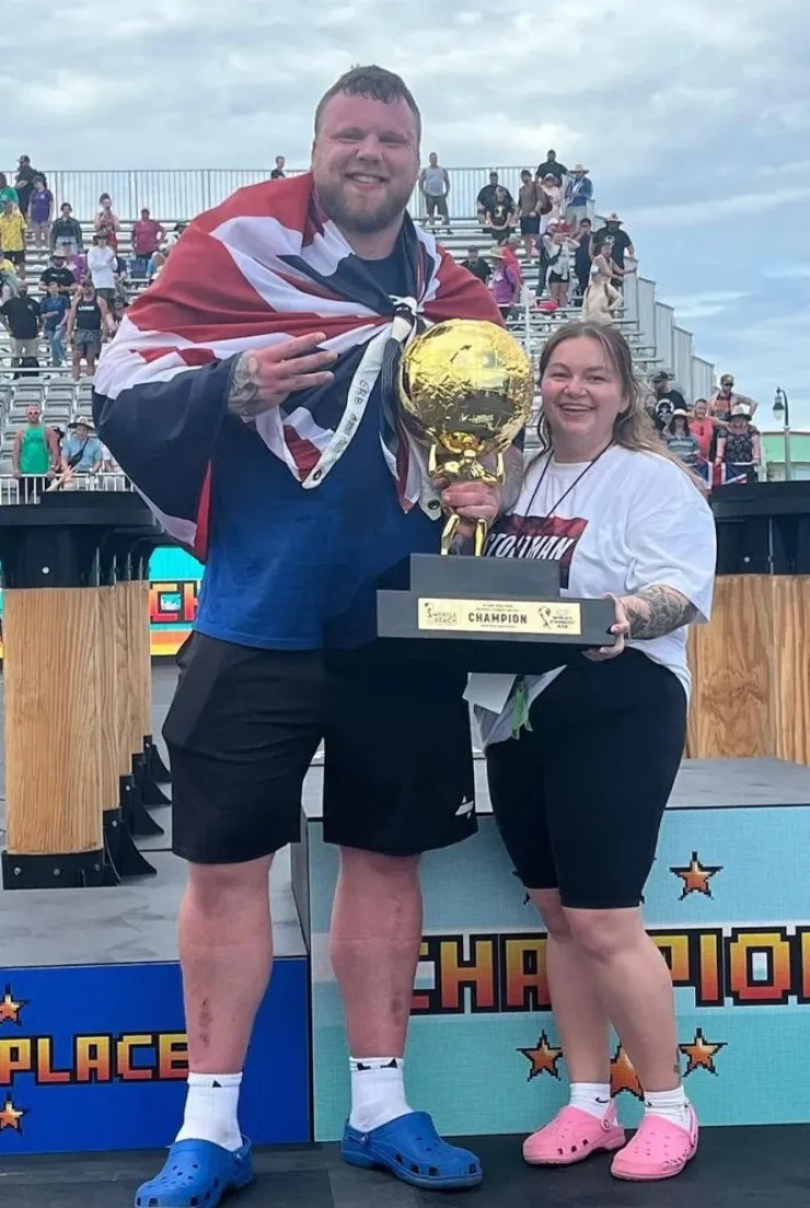 Vị thần 2m03 khỏe nhất hành tinh Từ tự kỷ đến siêu sao, cô vợ 1m52 gây bão