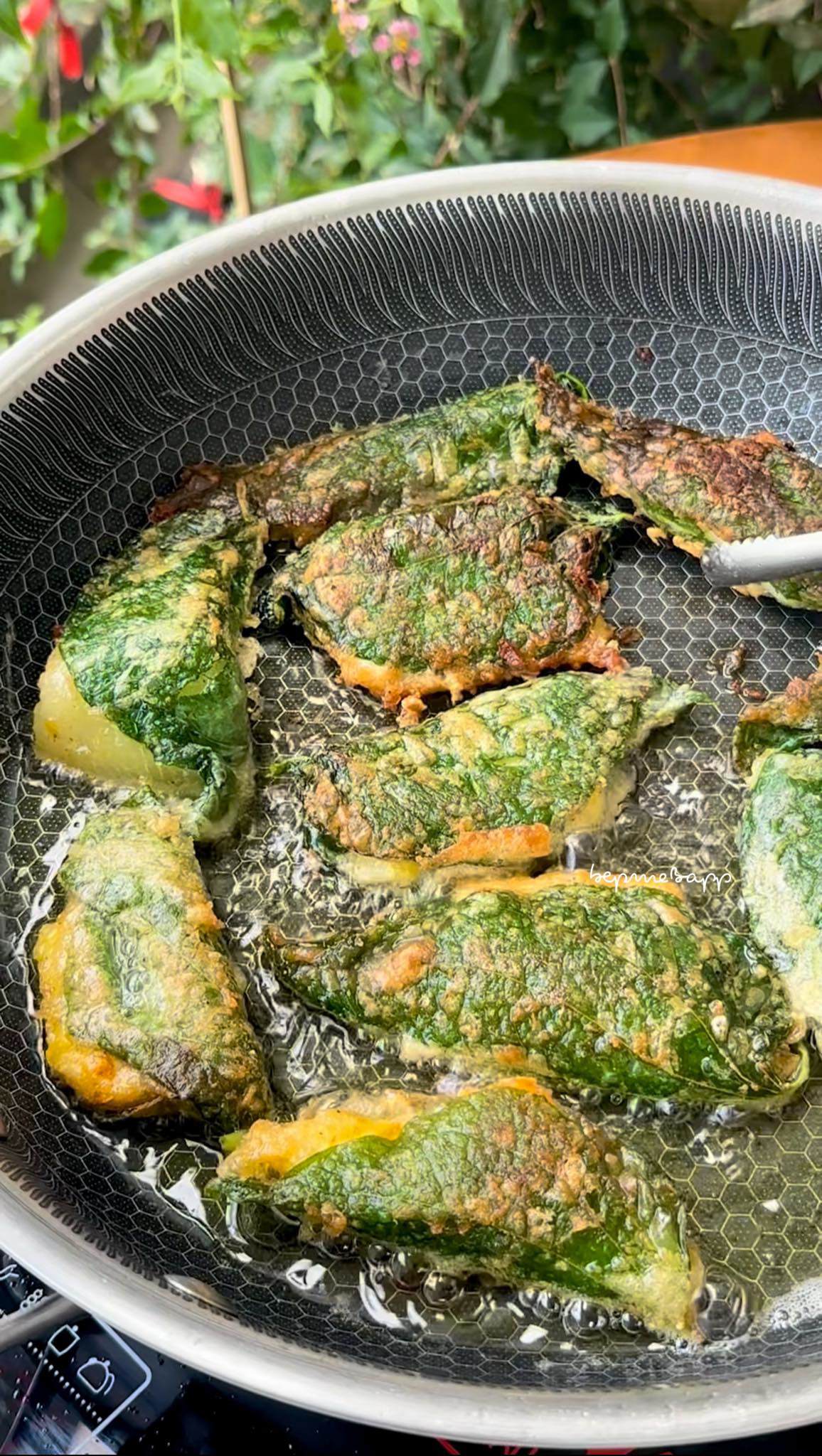 Cá rán ăn mãi cũng chán, bọc thêm loại lá này thơm ngon xuất sắc