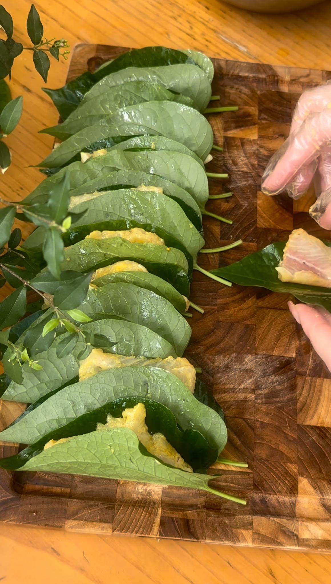 Cá rán ăn mãi cũng chán, bọc thêm loại lá này thơm ngon xuất sắc