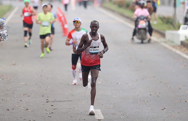 Dàn sao marathon VN đua tài chân chạy Kenya Nguyễn Văn Lai thắng Edwin ...