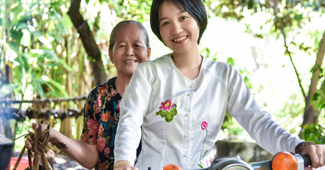 Cùng cô Bảy Ôi gói ngọt bùi tình đồng chí trong từng chiếc bánh ú tro ...