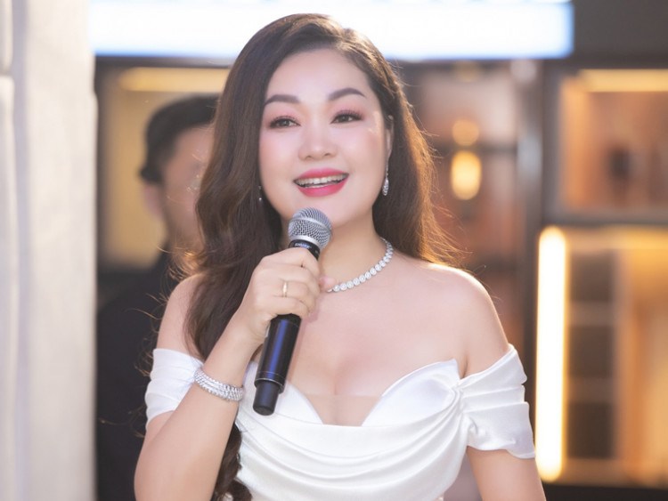 CEO Hoàng Thanh Nga mang những sản phẩm của Ngọc Châu Âu đến buổi quyên góp đấu giá từ thiện của ...