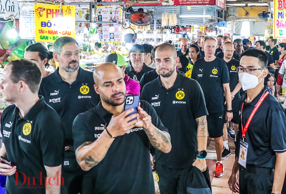Trải nghiệm thú vị của danh thủ huyền thoại BVB với city tour TP.HCM