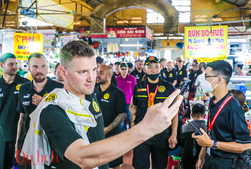 Trải nghiệm thú vị của danh thủ huyền thoại BVB với city tour TP.HCM