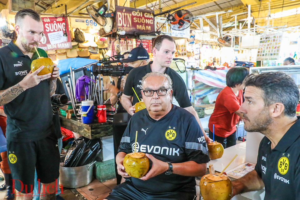 Trải nghiệm thú vị của danh thủ huyền thoại BVB với city tour TP.HCM