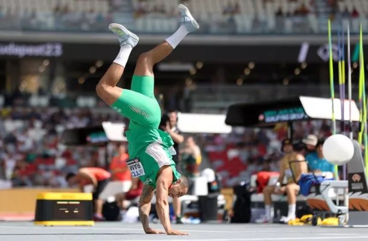 Chân chạy cân bằng kỳ tích Usain Bolt, VĐV nhào lộn ném lao ở giải thế giới