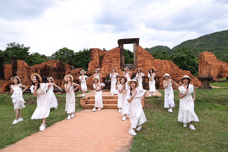 Cuộc thi Hoa hậu Hồng Kông và Hoiana Resort Golf hợp tác quảng bá văn ...