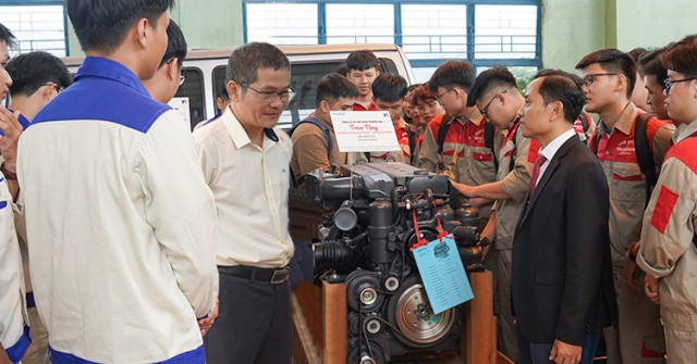 THACO tài trợ động cơ ô tô, robot hàn và trang thiết bị cho các trường ...