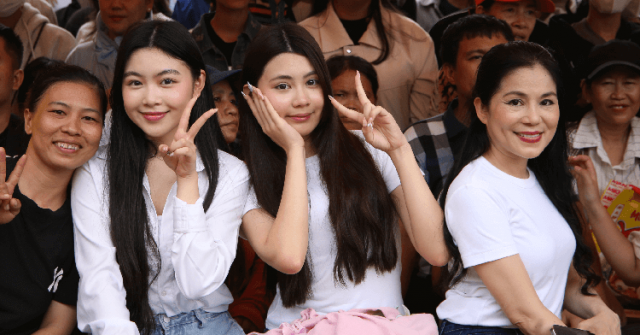 Vợ và con gái MC Quyền Linh đến ủng hộ trực tiếp buổi ghi hình chương trình Mái ấm gia đình Việt