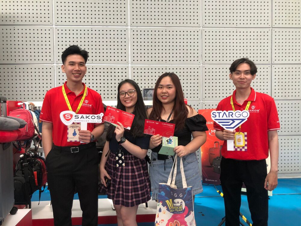 Sinh viên Đại học RMIT hào hứng trải nghiệm các sản phẩm của SAKOS