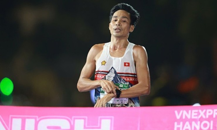 Ngả mũ Nguyễn Văn Lai thắng áp đảo Kiptoo, phá kỷ lục giải chạy đêm Hà Nội