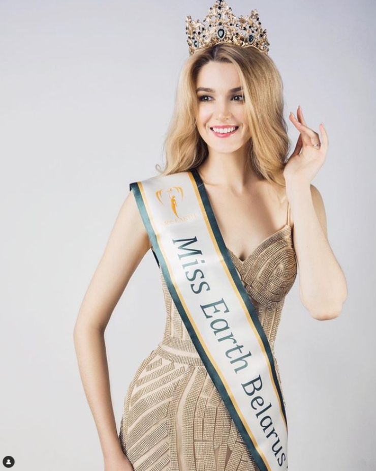 Búp bê bóng chuyền có nhiều danh hiệu hoa hậu, ngày càng đẹp hút hồn