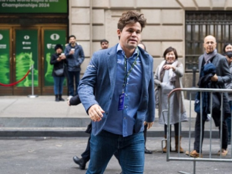Vua cờ Carlsen bị phạt vì mặc quần bò, nghỉ luôn giải vô địch thế giới