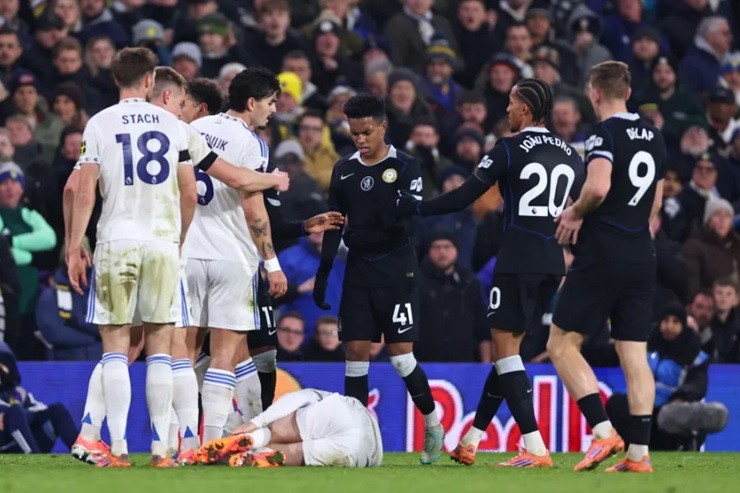 Chelsea thua sốc Estevao đá nguội đối thủ, fan đòi rút thẻ đỏ